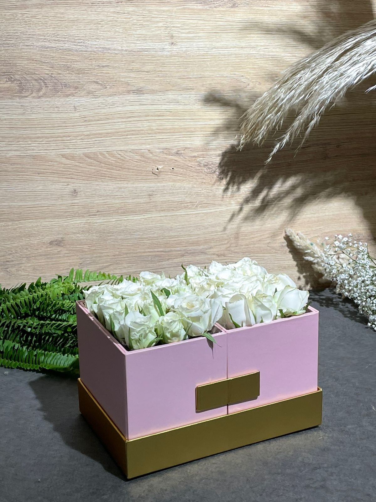Box Surprise 2 Rose Rose Blanche & 400 G De Chocolat Belge - Fleuriste ...